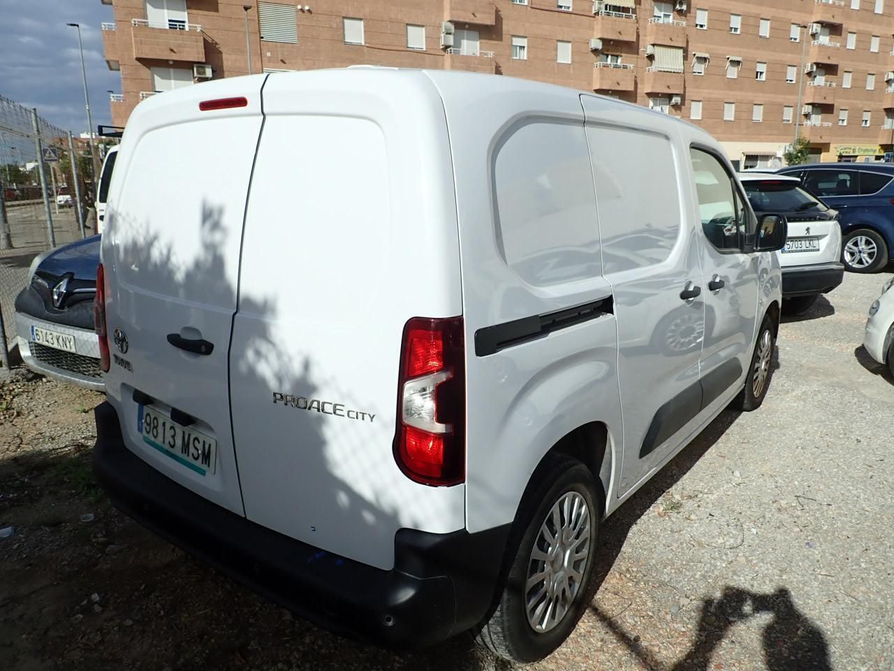 Toyota Proace Pinto | Locanto™ Vehículos en Pinto